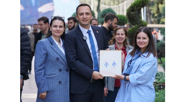 Bornova'nın genç adayı Ömer Eşki, gençlerle festivalde buluştu ...